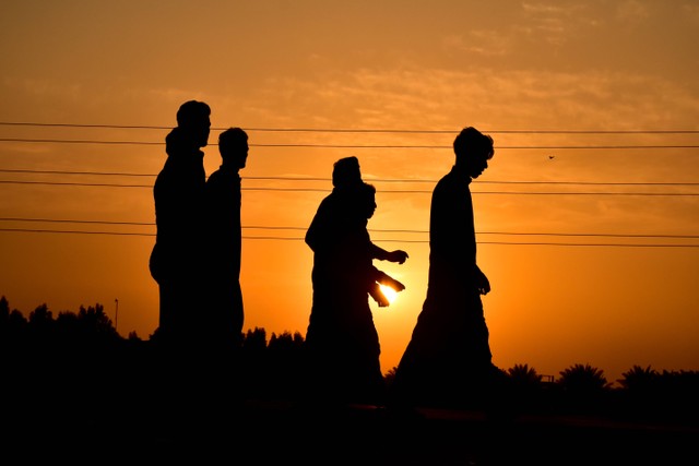 8 Adab Berteman Menurut Islam beserta Dalilnya yang Perlu Dipahami ...