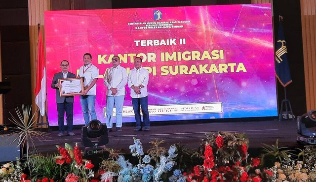 Kanim Kelas I TPI Surakarta raih penghargaan dari Kemenkumham Jateng. | kumparan.com