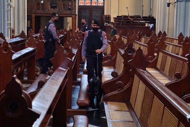 Foto: Pengecekan Keamanan di Gereja Katedral Jakarta Jelang Misa Natal | kumparan.com