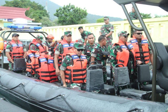 Denbekang Ternate Uji Coba 2 Unit Kapal Rigid Inflatable Boat | kumparan.com