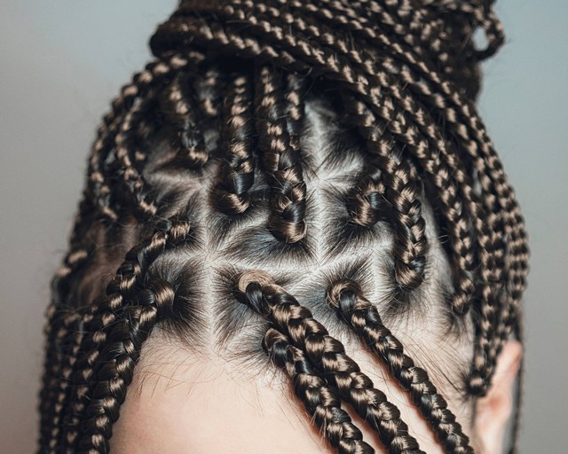 Mengenal Cornrow, Gaya Rambut Kepang yang Bisa Tunjukkan Status ...