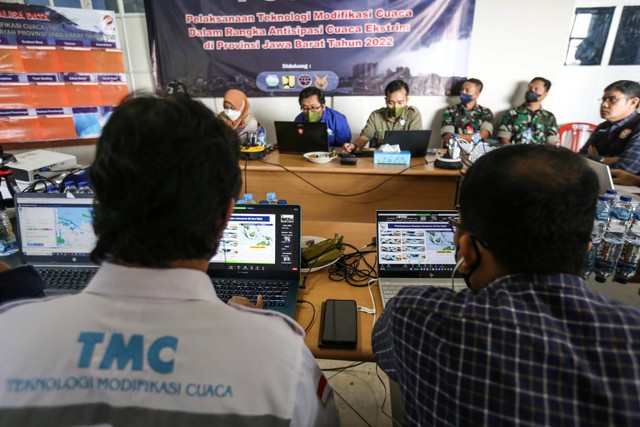 BMKG: Modifikasi Cuaca Berhasil Cegah Hujan Ekstrem di Jabodetabek Akhir Tahun | kumparan.com