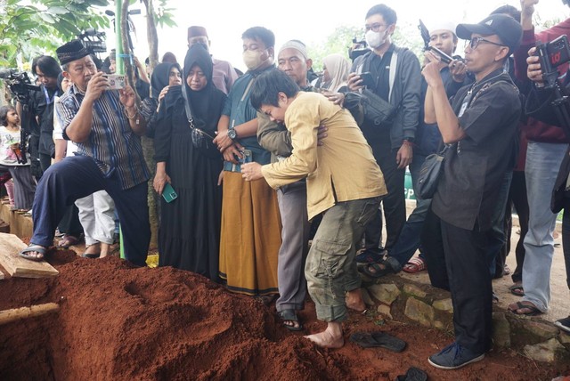 Foto: Duka Keluarga Antar Kepergian Pak Ogah Ke Tempat Peristirahatan Terakhir | kumparan.com