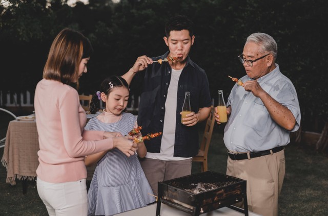 Ide Merayakan Malam Tahun Baru Bersama Keluarga di Rumah | kumparan.com