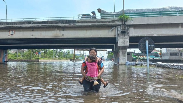 Banjir Semarang: Kaligawe Surut, Akses Pantura Tetap Dialihkan ...