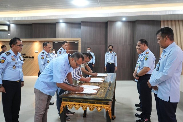 Teken Kontrak Bama Bagi Warga Binaan, Ini Pesan Kakanwil Kemenkumham Sumsel | kumparan.com