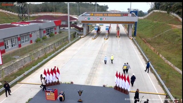 Jokowi Resmikan Jalan Tol Pekanbaru-Bangkinang Sepanjang 30,9 Km | kumparan.com