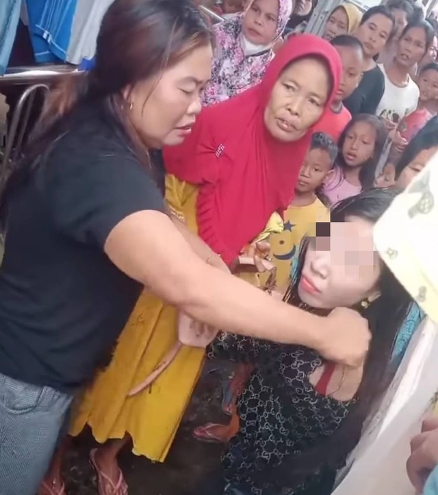 Viral Video Wanita di Palembang Berendam di Kubangan Air Kolong Rumah ...