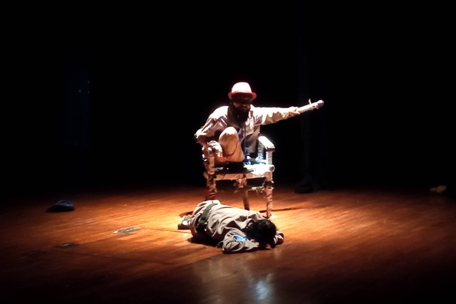 Foto: Aksi Teater Mandiri Sajikan Cerita Kritik Sosial di Teater Kecil ...