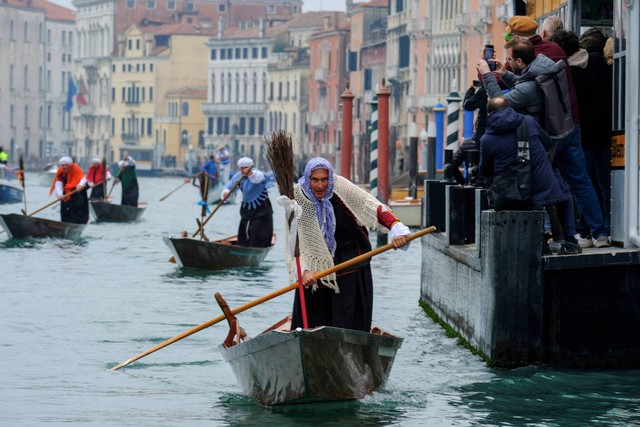 Foto: Para 'Penyihir' Balapa Perahu pada Festival Epiphany di Venesia ...