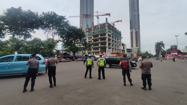 Jelang Puncak Perayaan HUT PDIP Ke-50, Lalin Sekitar JIExpo Ramai ... Jelang Puncak Perayaan HUT PDIP Ke-50, Lalin Sekitar JIExpo Ramai ...