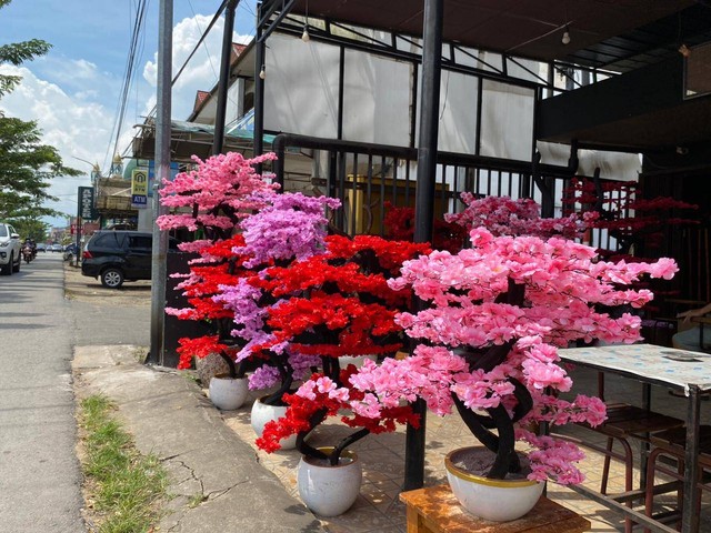 Melihat Pembuatan Pohon Mei Hua, Ornamen Imlek yang Diburu Warga ...