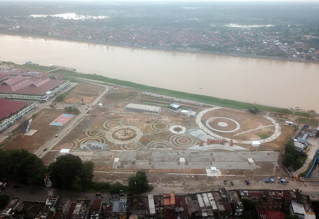 Foto: Progres Pembangunan Taman di Tepi Sungai Batang Hari Molor dari ...