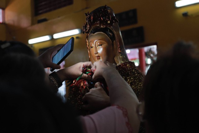 Foto: Ritual Mandi Rupang di Wihara Amurva Bhumi Jelang Imlek ...