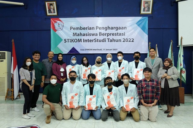 STIKOM InterStudi mengapresiasi Mahasiswa Berprestasi 2022 | kumparan.com