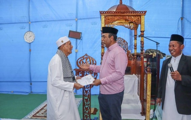 Abdul Faris Umlati Berikan Bantuan Dana Renovasi Masjid Tertua di ...