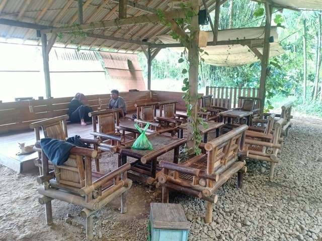 Angkringan Bengkok: Tempat Nongkrong Unik Tepi Sungai di Purwokerto ...