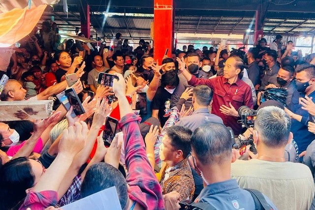 Jokowi Cek Sembako di Pasar Airmadidi Sulut: Harga Stabil, Inflasi ...