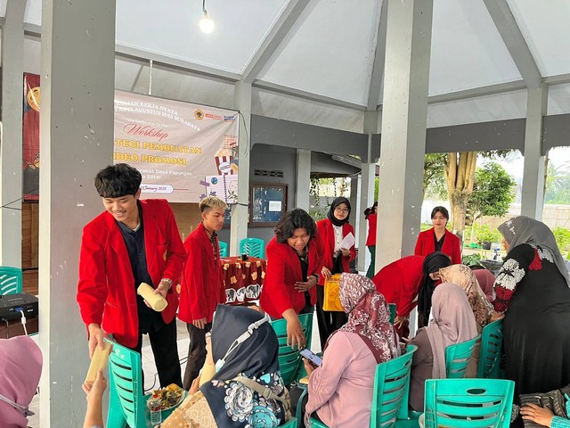Pentingnya Pengenalan Digital Marketing Untuk Peningkatan UMKM Desa ...