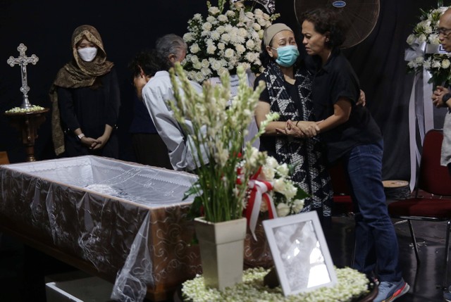 Sujiwo Tejo Kenang Mendiang Nano Riantiarno: Dia Seniman yang Berani ...