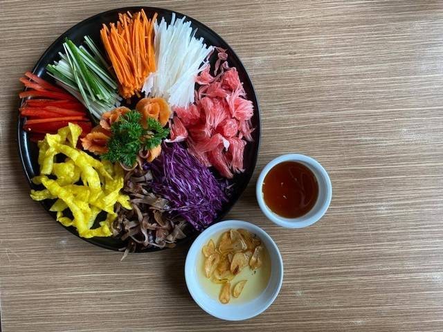 Mengenal Yee Sang, Makanan Wajib saat Tahun Baru Imlek | kumparan.com