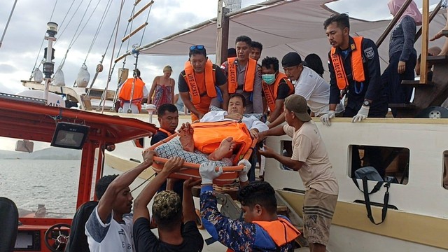 17 Penumpang Kapal Wisata yang Terbalik di Perairan Labuan Bajo, Dievakuasi | kumparan.com