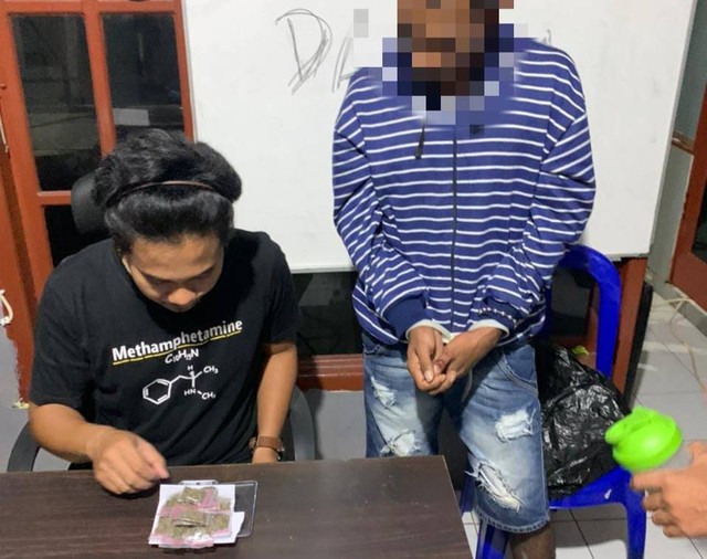 Polisi Ringkus Seorang Pemuda di Ternate saat Kedapatan Ambil Paket Ganja | kumparan.com