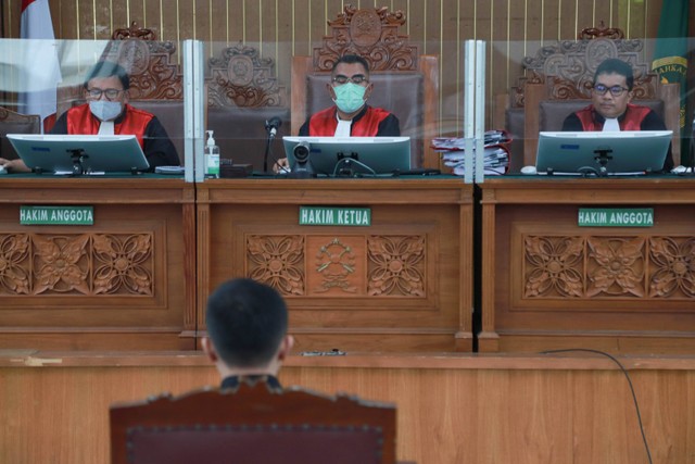 Hakim: Ricky Rizal Berbelit-belit dan Tidak Berterus Terang | kumparan.com