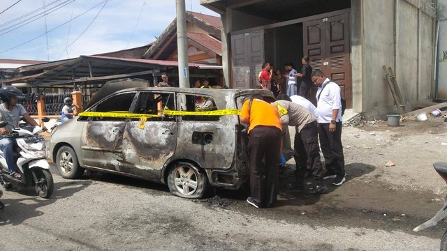 Mobil Kijang Innova Bawa Lima Jeriken BBM Terbakar di Nagan Raya, Aceh ...