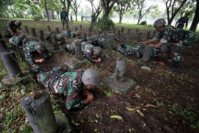 Foto: Aksi Prajurit Korps Marinir saat Latihan Halang Rintang di ...
