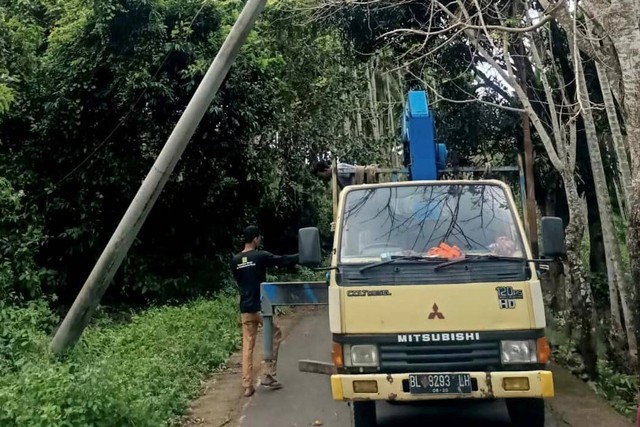 Longsor dan Pohon Tumbang Rusak 24 Tiang Listrik PLN di Sabang | kumparan.com