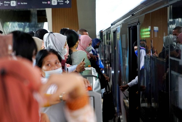 Dishub DKI Kaji Wacana Kenaikan Tarif Transjakarta | kumparan.com