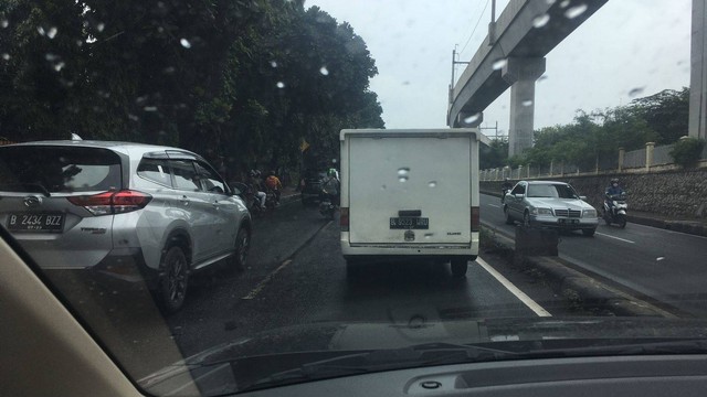 Ciputat Arah Jaksel Macet, 2 Jam Kendaraan Tak Bergerak | kumparan.com