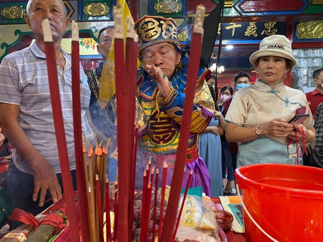 Ritual Naga Buka Mata Awali Perayaan Cap Go Meh di Pontianak | kumparan.com