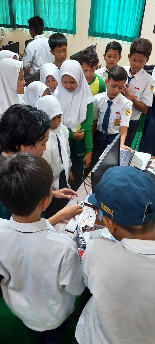 Pelatihan Arduino di SMPN 3 Karangdowo, Pengenalan Teknologi Sejak Dini ...
