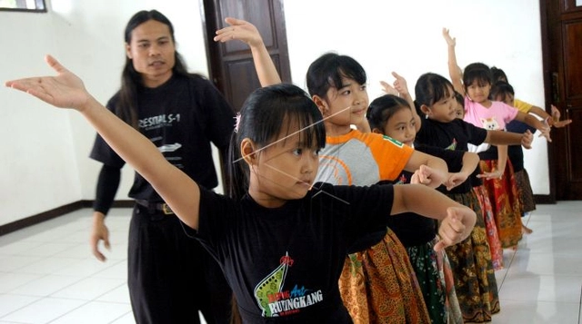 Tari Jaipong: Pengertian, Sejarah, dan Propertinya | kumparan.com