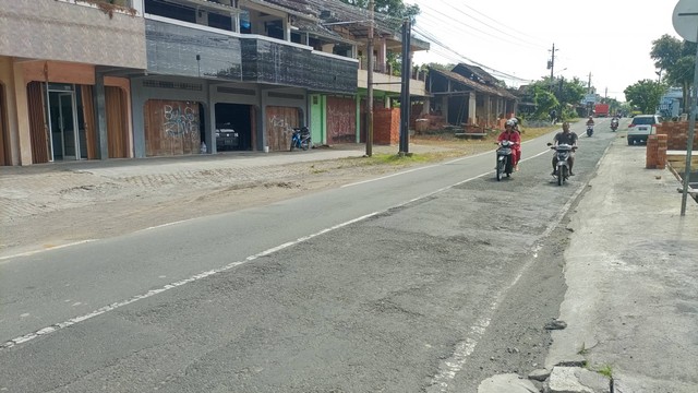 Melihat Jalan Godean yang Netizen Minta Gibran Mengaspalnya | kumparan.com