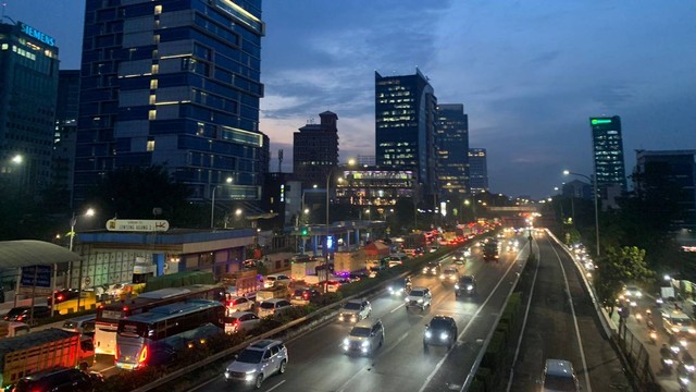 Kondisi di Jalan TB Simatupang: Banjir Surut, Lalu Lintas Tersendat | kumparan.com