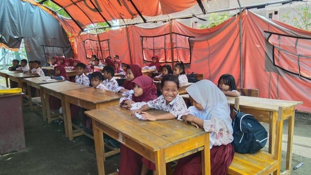 Potret Siswa SD di Mamuju Belajar di Bawah Tenda Darurat yang Sudah Robek | kumparan.com