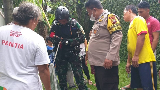Penerjun Payung TNI Nyangkut di Rumah Warga saat Angin Kencang Landa ...