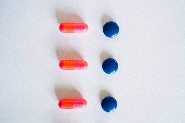 Ketahui Perbedaan Vitamin A Merah dan Biru | kumparan.com