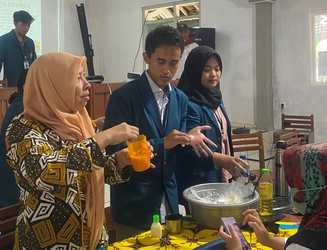 Sayangi Lingkungan, Mahasiswa KKN UNDIP Ubah Minyak Jelantah Menjadi Sabun Cair | kumparan.com