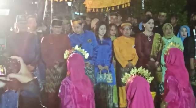 Kedatangan Sandi Uno di Kerajaan Mempawah Disambut Tarian Paduppa-Adat ...