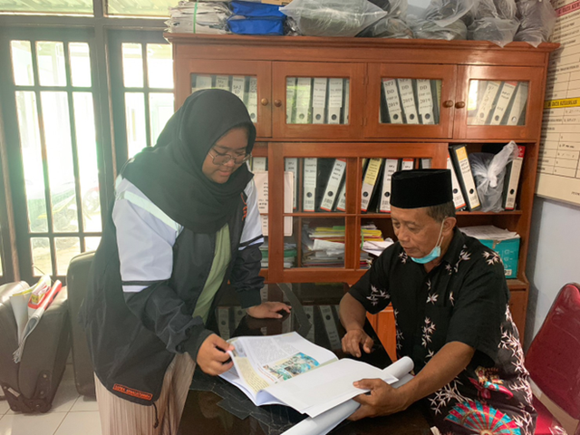 Kenali Pelaku Usaha, KKN UNDIP 2023 Kembangkan Buku Profil Potensi ...