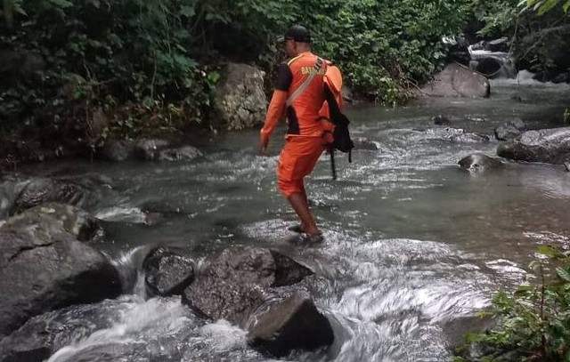 Pencarian Seorang Pemuda yang Tenggelam di Air Terjun Aimitat, Sikka ...