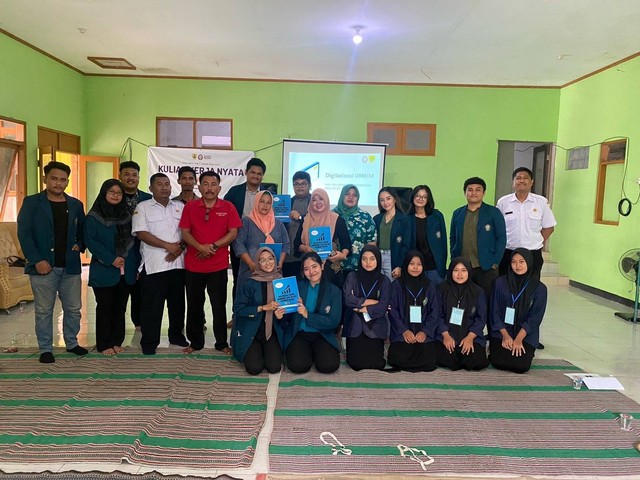 Para Mahasiswa KKN UNDIP Memaksimalkan UMKM Desa Galeh dengan Digitalisasi UMKM | kumparan.com