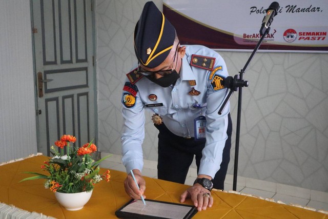 Lapas Polewali Kanwil Kemenkumham Sulbar Ikrarkan Netralitas Dalam ... Lapas Polewali Kanwil Kemenkumham Sulbar Ikrarkan Netralitas Dalam ...