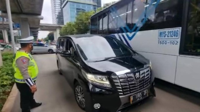 Alphard Pakai Strobo di Jalan Rasuna Said Kena Tegur Polisi | kumparan.com