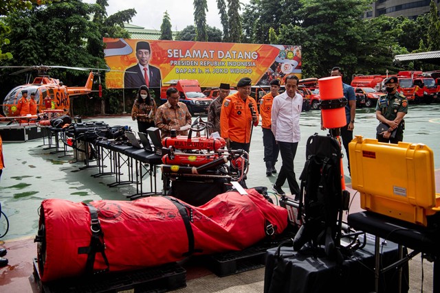 Foto: Presiden Jokowi Cek Peralatan Basarnas | kumparan.com