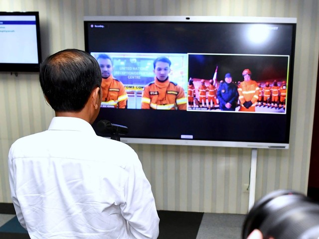 Jokowi Bicara Kecelakaan Sriwijaya hingga Sapa Tim INASAR yang Bantu ...